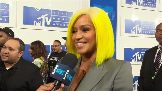 Cassie Rocks Yellow Hair on VMAs Red Carpet!